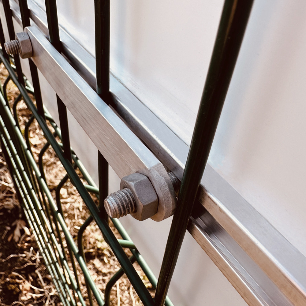 Plaque de fixation pour panneau sur grillage avec boulonnerie