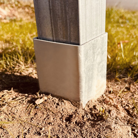 Fourreau à sceller pour poteau acier galvanisé anti-corrosion
